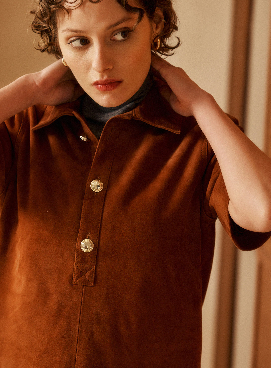 Regina - Robe courte en suède marron – Petite Mendigote